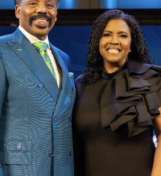 Tony Evans se casa con Carla Crummie en una ‘ceremonia privada’, revela ...