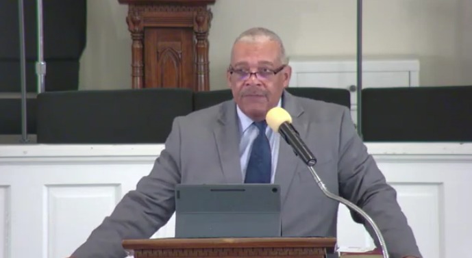 Pastor dice a su iglesia: "a veces la violencia es necesaria" y relaciona a Elon Musk con "el ...