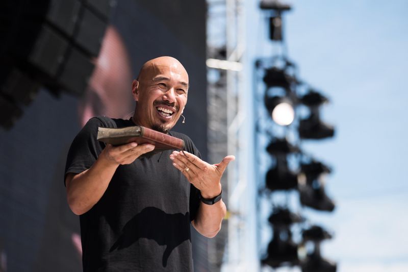 Francis Chan ofrece una disculpa pública por su respaldo pasado a Mike ...